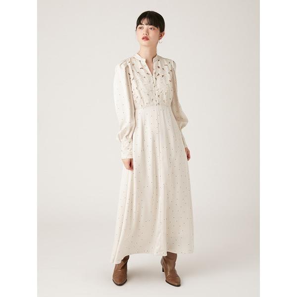 『タイムセール実施中』参考価格：24，970円発売時期：2024年12月コンディション：S（新品同様）タグ付きの未使用、または新品同様のアイテム付属品：スペアボタン・タグ・インナー参考商品名：カットワークサテンドレス参考品番：LWFO251...