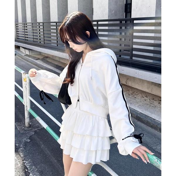 『セール実施中』参考価格：5，390円発売時期：2024年10月コンディション：B（目立つ使用感なし）使用感が少ない、または気にならないアイテム袖口：毛玉参考商品名：【WEB限定】袖リボンショートスウェットZIPパーカー(セットアップ対応)...