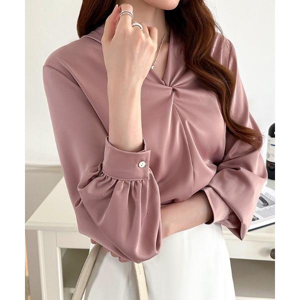 『セール実施中』参考価格：5，080円発売時期：2024年02月コンディション：S（新品同様）タグ付きの未使用、または新品同様のアイテム付属品：タグ参考商品名：上品な艶感でオケージョンにも ツイストタック ブラウス Vネック ボリュームスリ...