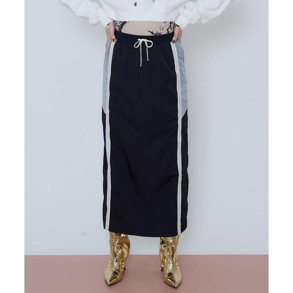参考価格：16，940円発売時期：2023年07月コンディション：A（使用感なし）数回使用した程度で使用感が感じられないアイテム参考商品名：Metallic Maxi Skirt/サイドラインナイロンタイトスカート【MAISON SPECI...