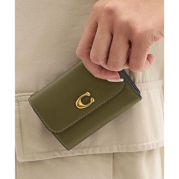 参考価格：25，300円発売時期：2025年08月コンディション：B（目立つ使用感なし）使用感が少ない、または気にならないアイテム内側：汚れ参考商品名：エッセンシャル カード ホルダー ウォレット参考品番：CZ111 B4OL【商品に関する...