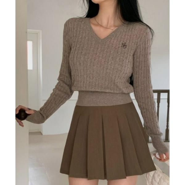 参考価格：6，980円発売時期：2023年11月コンディション：A（使用感なし）数回使用した程度で使用感が感じられないアイテム参考商品名：Beidelli(ベイデリ) ” BELLIDE ” ワンポイント刺繍ケーブルVネック長袖ニット参考品...