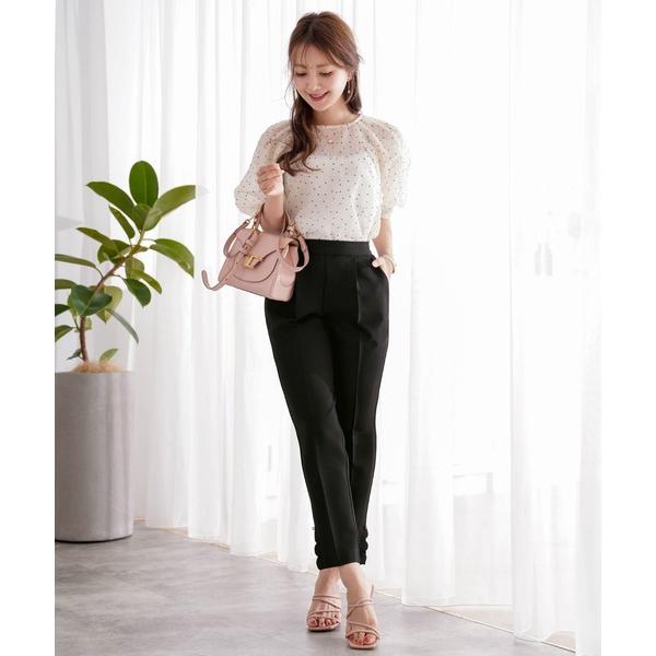 参考価格：9，790円発売時期：2022年07月コンディション：A（使用感なし）数回使用した程度で使用感が感じられないアイテム参考商品名：サイドスカラップ パールデコレーション センタープレス パンツ le reve vaniller参考品...