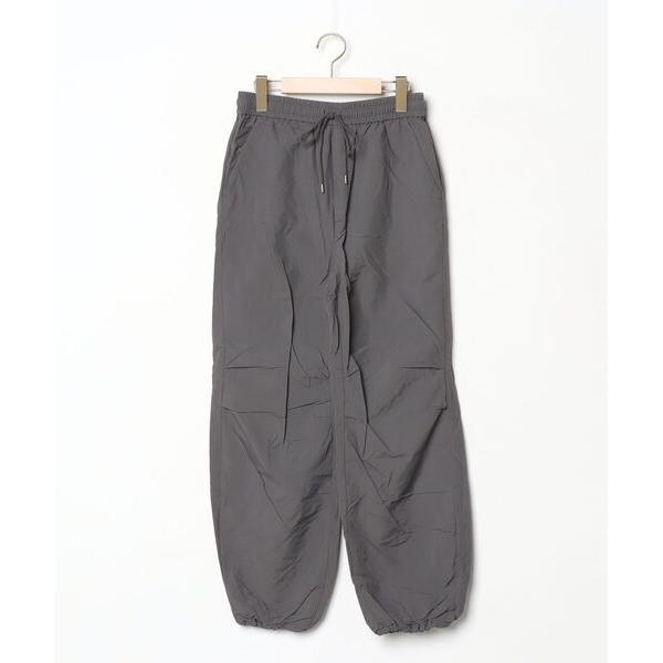 参考価格：20，900円発売時期：2024年03月コンディション：A（使用感なし）数回使用した程度で使用感が感じられないアイテム参考商品名：◆【大人カジュアル／洗える】タフタ パラシュートパンツ参考品番：153-68303-2024-01Z...