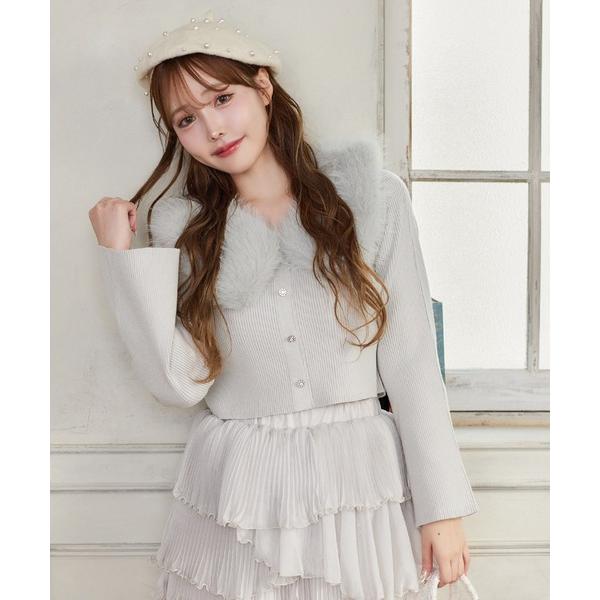 参考価格：7，920円発売時期：2025年11月コンディション：B（目立つ使用感なし）使用感が少ない、または気にならないアイテム袖口：汚れ参考商品名：【Holiday collection】フェイクファー襟ニット参考品番：015205043...