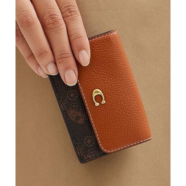 参考価格：20，900円発売時期：2024年11月コンディション：A（使用感なし）数回使用した程度で使用感が感じられないアイテム参考商品名：エッセンシャル ミニ トライフォールド ウォレット・ホース アンド キャリッジ プリント参考品番：C...