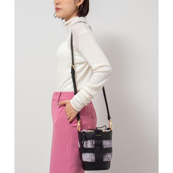 参考価格：23，100円発売時期：2022年09月コンディション：B（目立つ使用感なし）使用感が少ない、または気にならないアイテム内側：汚れ付属品：ベルト参考商品名：【VIOLAｄ’ORO/ ヴィオラドーロ】ファー巾着付リングバッグ参考品番...