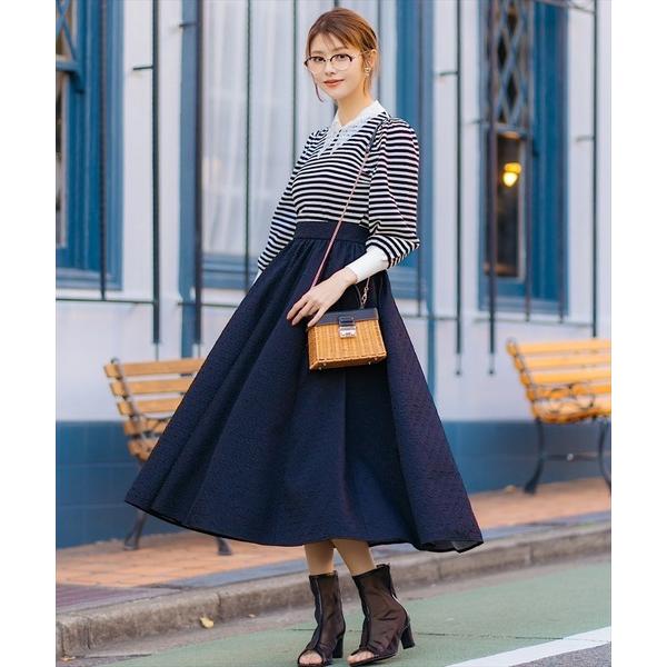 『セール実施中』参考価格：14，960円発売時期：2024年02月コンディション：B（目立つ使用感なし）使用感が少ない、または気にならないアイテムすそ周り：汚れ参考商品名：エンボスボリュームフレアスカート参考品番：2007241210703...