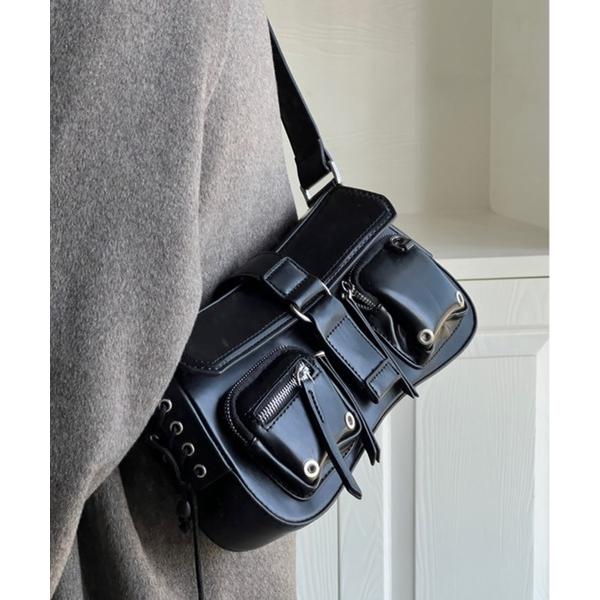 参考価格：5，500円発売時期：2024年01月コンディション：B（目立つ使用感なし）使用感が少ない、または気にならないアイテム全体的：型崩れ、ほつれ留め具：傷ショルダーストラップ・内側：汚れ参考商品名：フェイクレザー スクエアショルダーバ...