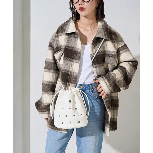 参考価格：3，993円発売時期：2025年09月コンディション：B（目立つ使用感なし）使用感が少ない、または気にならないアイテム表面：汚れ参考商品名：限定展開　スタッズ デザイン 巾着 バッグ参考品番：1369248900195【商品に関す...