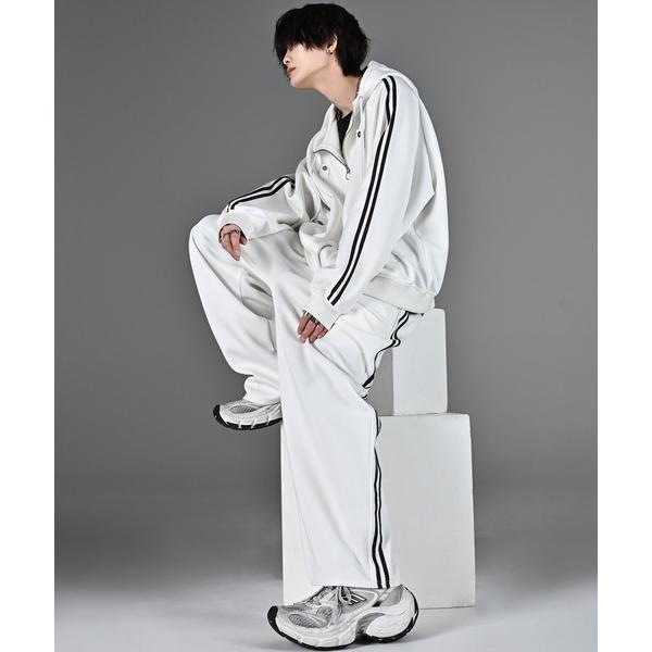 『セール実施中』参考価格：6，600円発売時期：2025年02月コンディション：C（やや使用感あり）使用感があり、やや気になる傷や汚れがあるアイテム前身頃・すそ周り：汚れ参考商品名：line track wide slacks参考品番：AD...