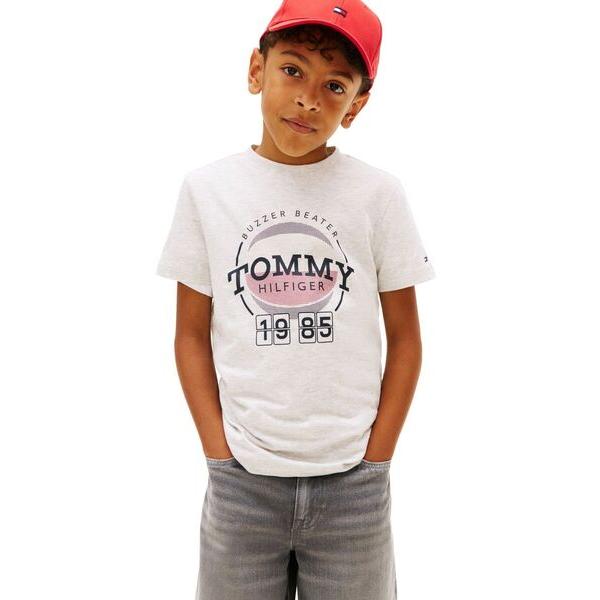 『セール実施中』ZOZO問い合わせ番号:103896882ショップ:TOMMY HILFIGER，トミー ヒルフィガーブランド:TOMMY HILFIGER，トミーヒルフィガー商品名:BOYS バスケットボールグラフィックTシャツカテゴリ:...
