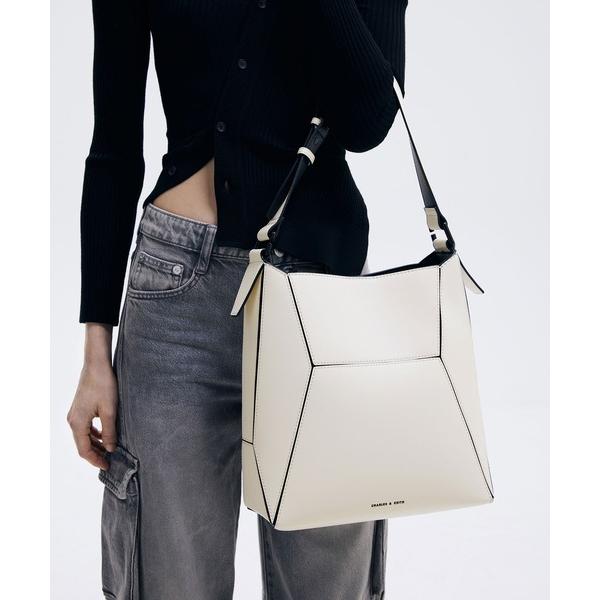 『セール実施中』参考価格：16，900円発売時期：2023年11月コンディション：D（傷・汚れあり）傷や汚れがあるが使用には問題ないアイテム内側・表面：汚れ角：剥げ参考商品名：Nasrin ナスリン ジオメトリックトートバッグ参考品番：CK...