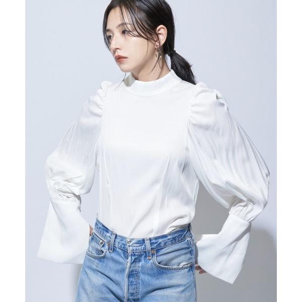 『セール実施中』参考価格：5，900円発売時期：2022年08月コンディション：C（やや使用感あり）使用感があり、やや気になる傷や汚れがあるアイテム全体的：汚れ、毛玉参考商品名：ハイネックパワショルブラウス参考品番：SLIZI0822002...