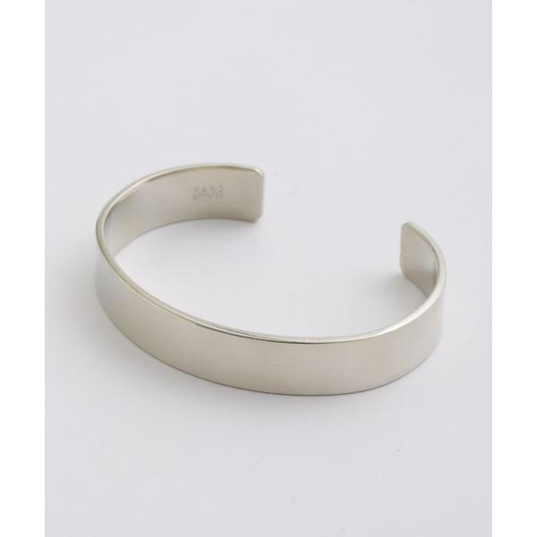 参考価格：3，300円発売時期：2023年05月コンディション：B（目立つ使用感なし）使用感が少ない、または気にならないアイテム表面：傷、汚れ参考商品名：LB.03/「NU jewelry」ジャーマンシルバーナローバングル参考品番：668-...