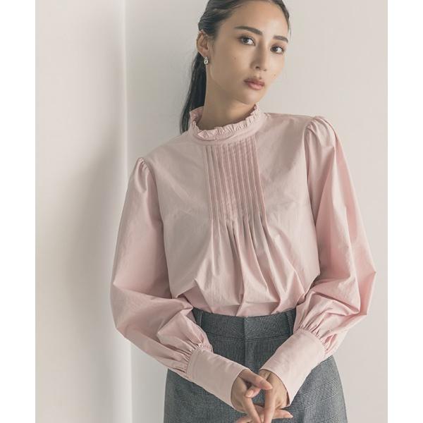 『セール実施中』参考価格：19，580円発売時期：2022年11月コンディション：C（やや使用感あり）使用感があり、やや気になる傷や汚れがあるアイテム襟周り・袖口：汚れ全体的：色あせ参考商品名：スタンドフリルカラーピンタックブラウス参考品番...