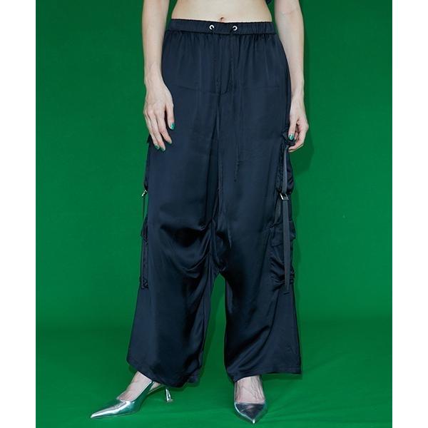 参考価格：27，500円発売時期：2023年09月コンディション：A（使用感なし）数回使用した程度で使用感が感じられないアイテム参考商品名：GLOSSY SATIN CARGO PANTS参考品番：1723320677-1【商品に関する注意...