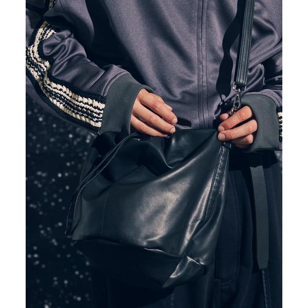 参考価格：4，950円発売時期：2022年06月コンディション：A（使用感なし）数回使用した程度で使用感が感じられないアイテム参考商品名：《ユニセックスアイテム》【EX】ヴィーガンレザーエフェクト巾着ショルダーバッグ【MAISON SPEC...