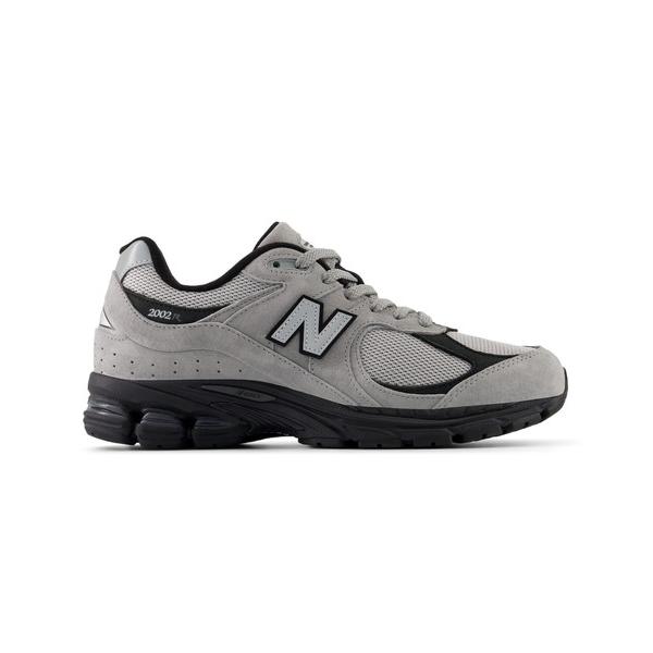 参考価格：19，800円発売時期：2025年10月コンディション：B（目立つ使用感なし）使用感が少ない、または気にならないアイテム内側：毛玉付属品：箱・靴紐・タグ参考商品名：2002R参考品番：U2002RAB，U2002RAS【商品に関す...