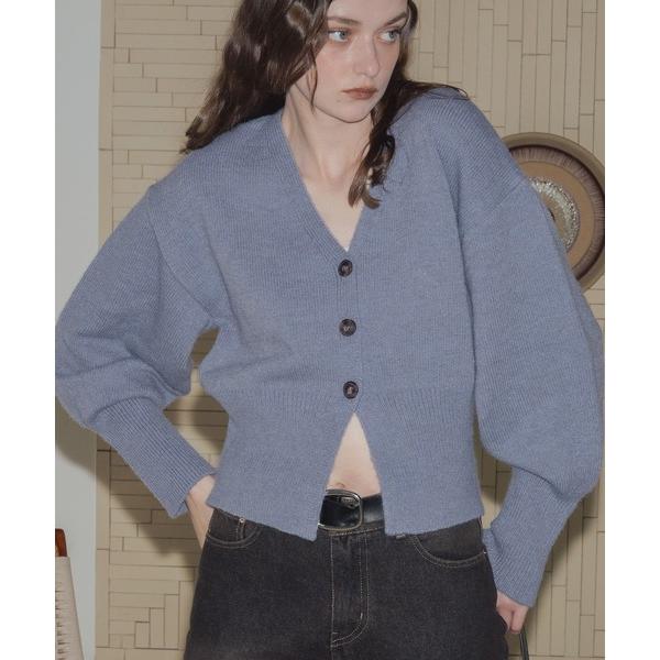 参考価格：5，500円発売時期：2025年08月コンディション：B（目立つ使用感なし）使用感が少ない、または気にならないアイテム全体的：毛玉袖：ひきつれ参考商品名：袖ボリュームVネックニットカーディガン参考品番：241-021S1215【商...