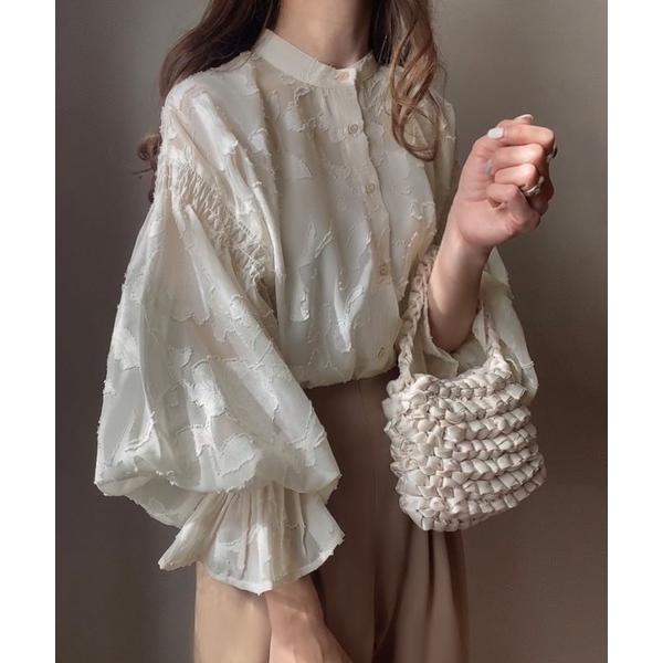 『セール実施中』参考価格：5，759円発売時期：2024年02月コンディション：B（目立つ使用感なし）使用感が少ない、または気にならないアイテム全体的：毛玉首周り・袖口：汚れ参考商品名：フラワージャガードシアーシャツ参考品番：frmt006...