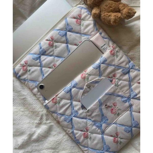 『タイムセール実施中』ZOZO問い合わせ番号:104051095ショップ:VIBGYOR，ヴィブジョーブランド:VIBGYOR，ヴィブジョー商品名:FReePLACe/13-14インチ キルティングリボンPCケースX12782カテゴリ:PC...