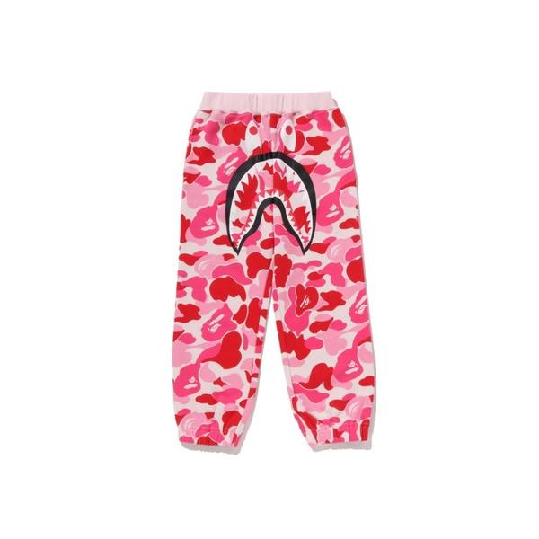 ZOZO問い合わせ番号:104053441ショップ:A BATHING APE，ア ベイシング エイプブランド:A BATHING APE，アベイシングエイプ商品名:ABC CAMO SHARK SWEAT PANTSカテゴリ:パンツ&gt...