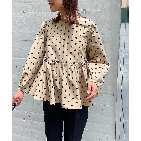 『セール実施中』参考価格：12，100円発売時期：2022年11月コンディション：A（使用感なし）数回使用した程度で使用感が感じられないアイテム参考商品名：【セットアップ可能】フロッキードットペプラムブラウス参考品番：900900【商品に関...