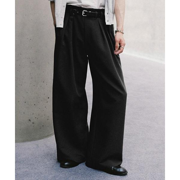 『セール実施中』参考価格：5，940円発売時期：2025年03月コンディション：A（使用感なし）数回使用した程度で使用感が感じられないアイテム参考商品名：SLIGHT FLARE DOUBLE CLOTH BAGGY SLACKS参考品番：...