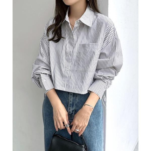 『セール実施中』参考価格：4，590円発売時期：2024年08月コンディション：S（新品同様）タグ付きの未使用、または新品同様のアイテム付属品：スペアボタン・タグ参考商品名：無地/ストライプショート丈リボンシャツブラウス参考品番：60023...