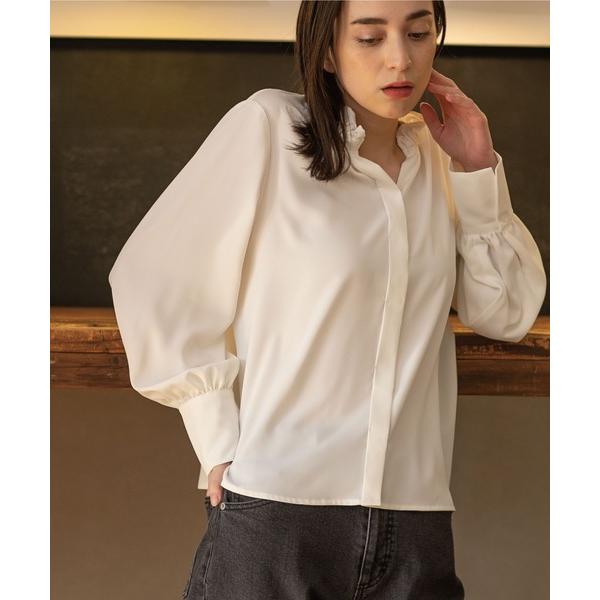 参考価格：5，500円発売時期：2023年04月コンディション：D（傷・汚れあり）傷や汚れがあるが使用には問題ないアイテム首周り：汚れ内側：毛玉参考商品名：◆フリルスキッパーブラウス【イージーケア】参考品番：637-86031-2023-0...