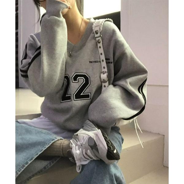 『セール実施中』参考価格：7，900円発売時期：2024年01月コンディション：B（目立つ使用感なし）使用感が少ない、または気にならないアイテム内側：毛玉参考商品名：[BELLIDE MADE] トラックVネックオーバーフィットトレーナー参...