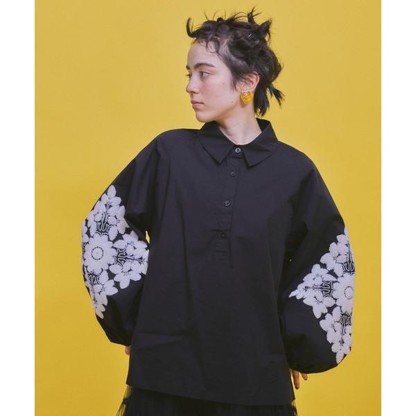 参考価格：8，250円発売時期：2025年01月コンディション：C（やや使用感あり）使用感があり、やや気になる傷や汚れがあるアイテム首周り：色あせ参考商品名：エンブロイダリースリーブブラウス参考品番：VLTIG246011【商品に関する注意...