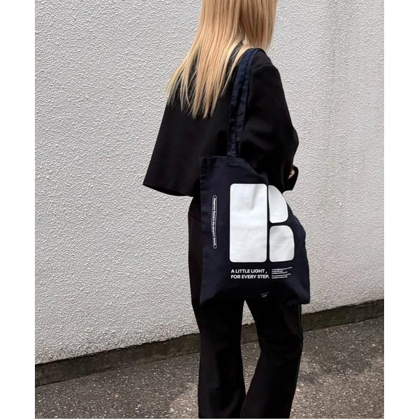 『セール実施中』参考価格：3，960円発売時期：2025年11月コンディション：B（目立つ使用感なし）使用感が少ない、または気にならないアイテム全体的：汚れ参考商品名：【新色追加】rae ／Urban Print Tote Bag  / ア...