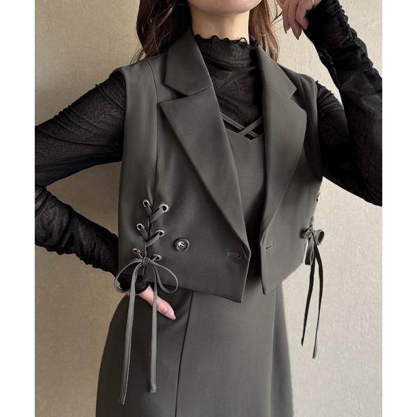 『セール実施中』参考価格：10，759円発売時期：2025年02月コンディション：B（目立つ使用感なし）使用感が少ない、または気にならないアイテム首周り：汚れ参考商品名：レースアップショートジレ+胸元クロスマーメイドキャミワンピース　set...