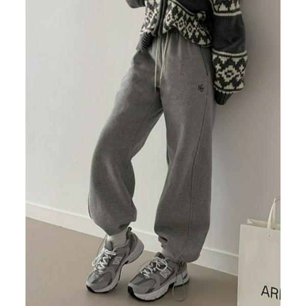 『セール実施中』参考価格：7，700円発売時期：2023年12月コンディション：B（目立つ使用感なし）使用感が少ない、または気にならないアイテムウエスト：汚れ内側：毛玉参考商品名：[BELLIDE MADE] 裏起毛刺繍2WAYジョガーパン...