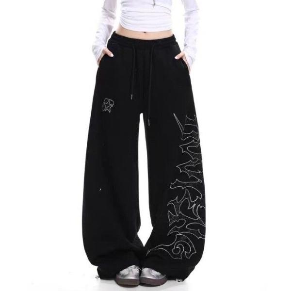 『セール実施中』ZOZO問い合わせ番号:104879791ショップ:Teem Store，チームストアブランド:lilful，リルフル商品名:【26年春夏新作】Y2K ラインストーンロゴ ワイドスウェットパンツカテゴリ:パンツ>スウェ...