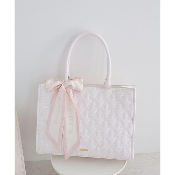 ZOZO問い合わせ番号:105269844ショップ:Maison de FLEUR，メゾン ド フルールブランド:Maison de FLEUR，メゾンドフルール商品名:スカーフ付き2ルームリボンキルティングトートカテゴリ:バッグ>ト...