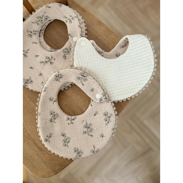 ※このアイテムは返品・交換対象外商品です。ZOZO問い合わせ番号:105424303ショップ:TONE，トーンブランド:tone，トーン商品名:【sourire chaud】 ponpon bib (jacinthe)(SU)カテゴリ:ママ...