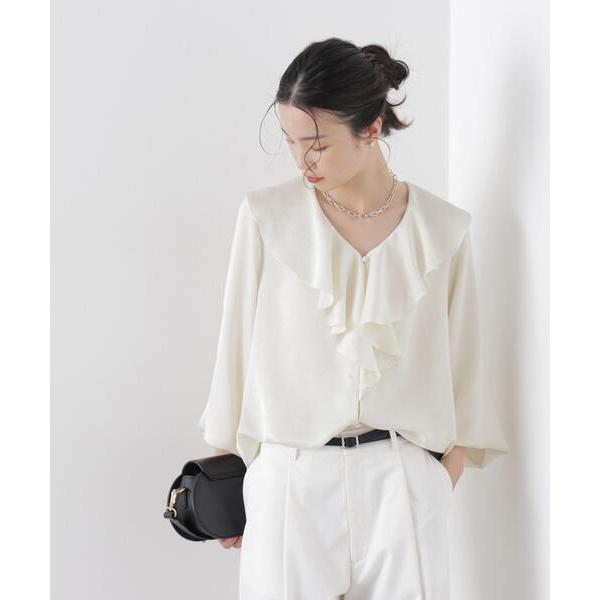 ZOZO問い合わせ番号:105740011ショップ:NANO universe，ナノユニバースブランド:NANO universe，ナノユニバース商品名:エンボスサテンフリルカラーブラウスカテゴリ:トップス>シャツ/ブラウスブランド品...