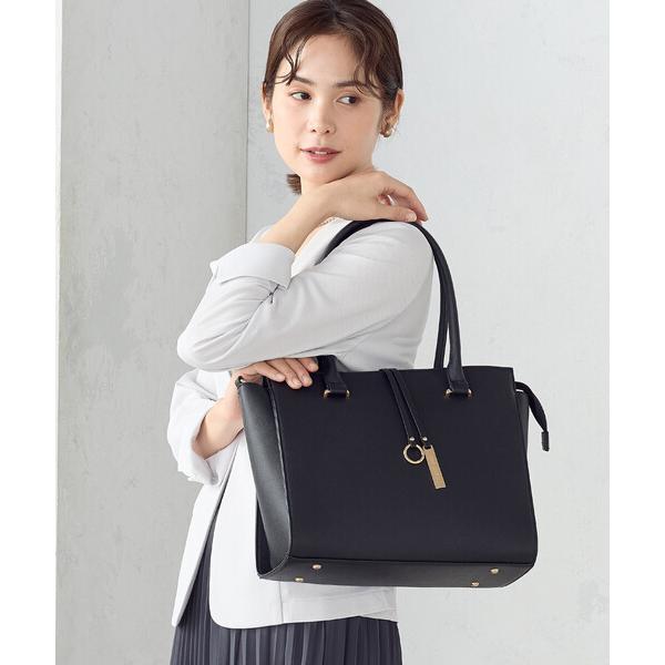 参考価格：6，899円発売時期：2024年01月コンディション：B（目立つ使用感なし）使用感が少ない、または気にならないアイテム装飾部分・ショルダーストラップ：剥げ表面：ほつれ全体的：汚れ参考商品名：ロゴプレートトート参考品番：95-20B...