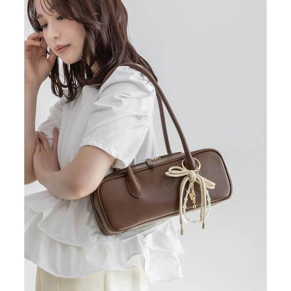 ZOZO問い合わせ番号:106014634ショップ:RANDA，ランダブランド:RANDA，ランダ商品名:チャーム付きスクエアボストンバッグカテゴリ:バッグ>ハンドバッグブランド品番:FB37334素材:アイボリー・ブラウン⇒合成皮革...