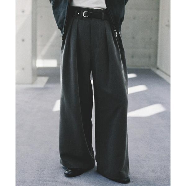 参考価格：5，940円発売時期：2025年03月コンディション：S（新品同様）タグ付きの未使用、または新品同様のアイテム付属品：タグ参考商品名：SLIGHT FLARE DOUBLE CLOTH BAGGY SLACKS参考品番：WYpt1...