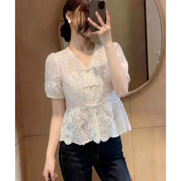 ZOZO問い合わせ番号:106602226ショップ:AMAJI，アマジブランド:AMAJI，アマジ商品名:Vネック 刺繍レース チャイナボタン 切替ギャザー 半袖 ブラウスカテゴリ:トップス>シャツ/ブラウスブランド品番:BIL26S...