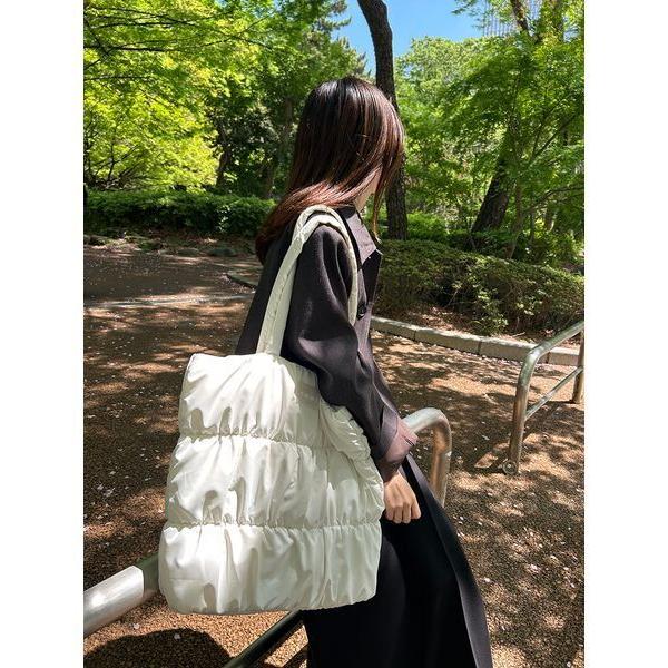 ZOZO問い合わせ番号:106957211ショップ:emmi，エミブランド:emmi，エミ商品名:eco emmiロゴパデットトートバッグカテゴリ:バッグ>トートバッグブランド品番:13WGB262323素材:本体: ポリエステル10...