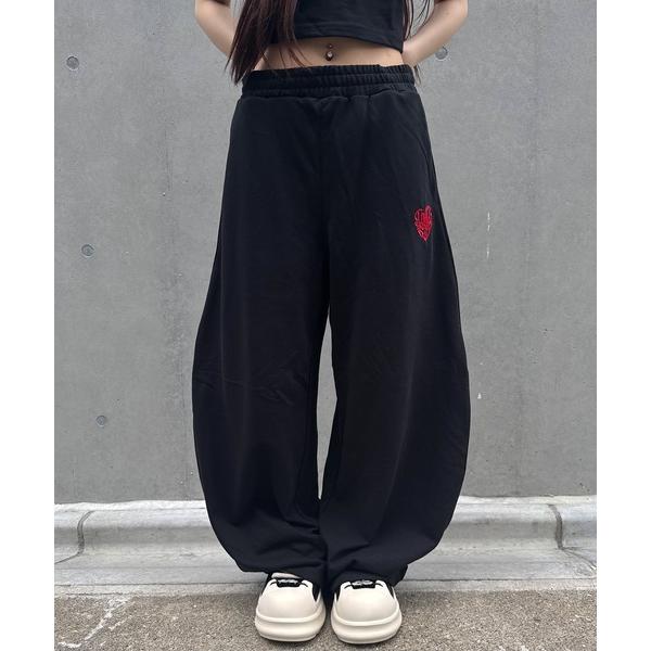ZOZO問い合わせ番号:107504112ショップ:ATMARK，アットマークブランド:ATMARK，アットマーク商品名:「2サイズ展開　/　UNISEX　」ATMARK　ワンポイントロゴ刺繍　バレルレッグパンツ　ハート　グラフィティ　オー...