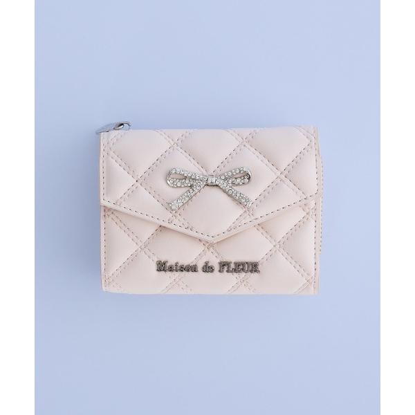 ZOZO問い合わせ番号:108272604ショップ:Maison de FLEUR，メゾン ド フルールブランド:Maison de FLEUR，メゾンドフルール商品名:リボンビジューキルティングウォレットカテゴリ:財布/小物>財布ブ...