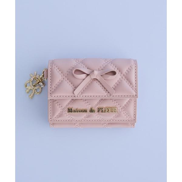 ZOZO問い合わせ番号:108272610ショップ:Maison de FLEUR，メゾン ド フルールブランド:Maison de FLEUR，メゾンドフルール商品名:リボンチャームキルティングプチウォレットカテゴリ:財布/小物>財...