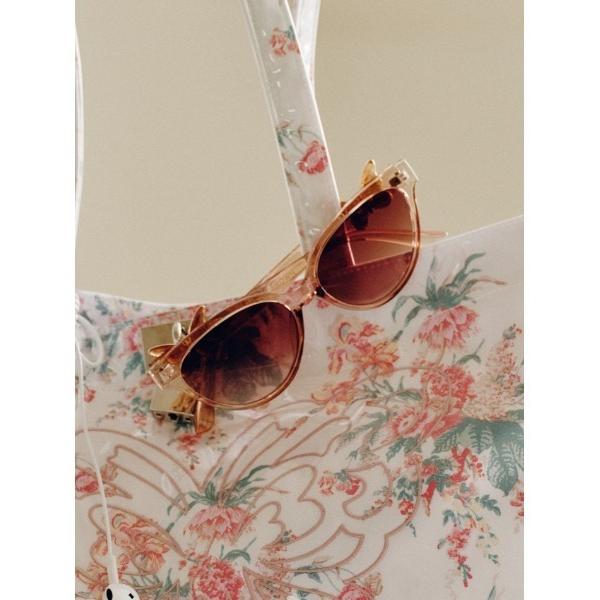 ZOZO問い合わせ番号:108311878ショップ:LILY BROWN，リリー ブラウンブランド:LILY BROWN，リリーブラウン商品名:【LILY BROWN×ANNA SUI】バタフライモチーフ付きサングラスカテゴリ:ファッション...
