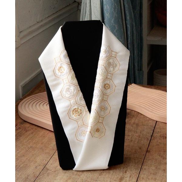 ZOZO問い合わせ番号:68576879ショップ:utatane，ウタタネブランド:utatane，ウタタネ商品名:半衿 白地に金刺繍 日本製カテゴリ:水着/着物・浴衣>和装小物ブランド品番:7798613601素材:生地 ポリエステ...